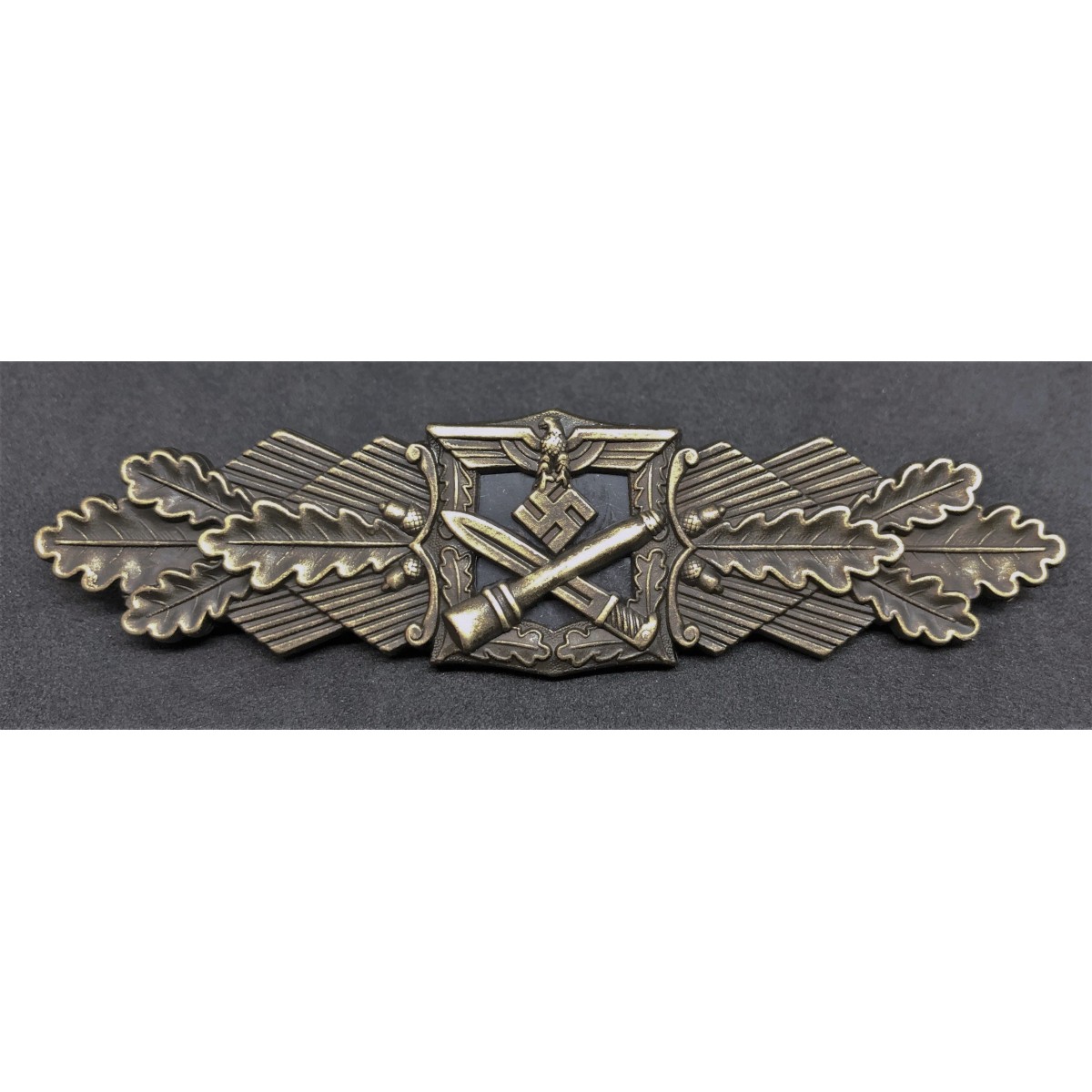 Repro close combat clasp bronze ww2 for reenactment.